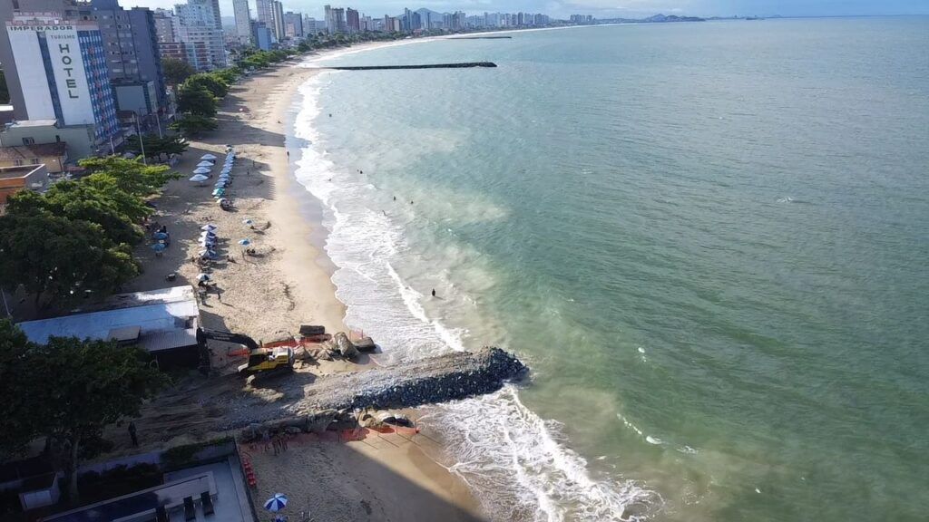 Iniciada construção do novo molhe de pedras da praia Central