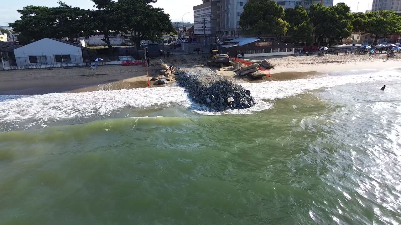 Iniciada construção do novo molhe de pedras da praia Central