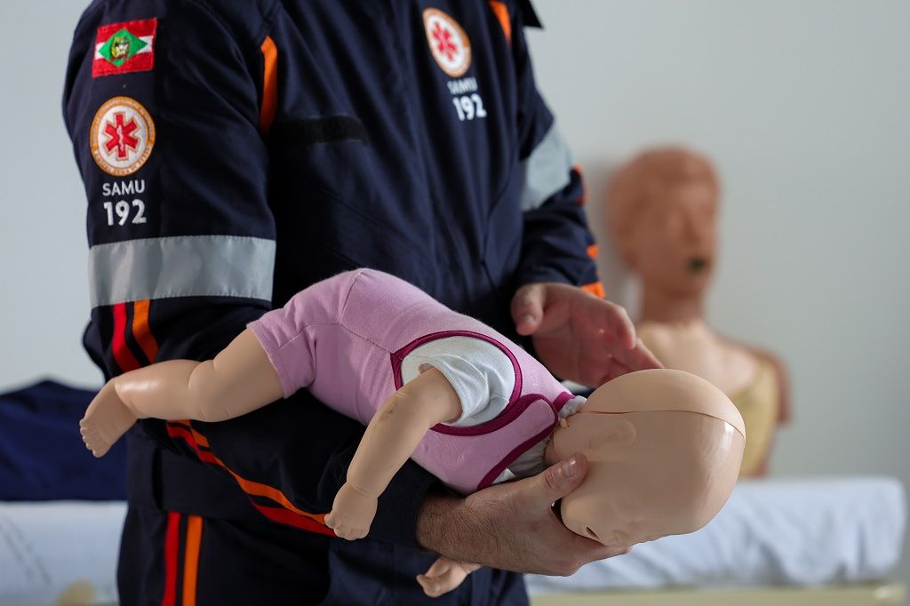 Engasgo em crianças e bebês são comuns, mas podem ser perigosos: saiba ...