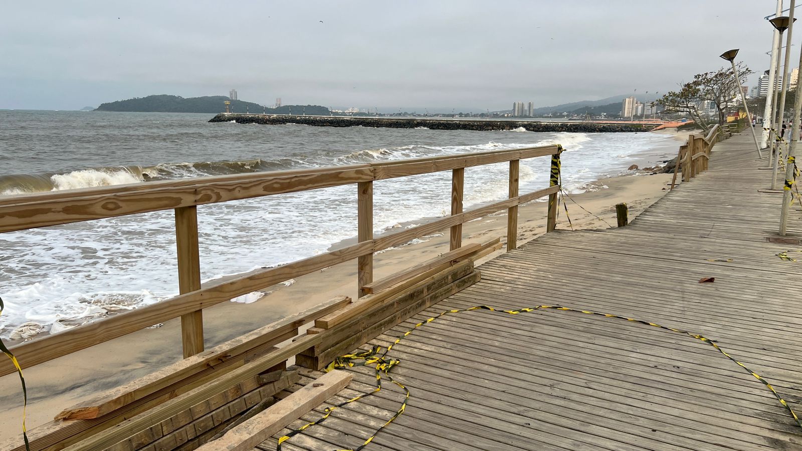 Balneário Piçarras: Trecho inicial do deck Norte cai parcialmente após ...